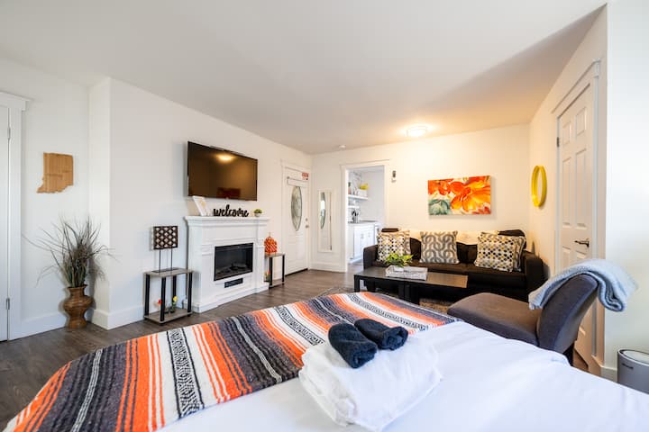 Downtown Indy Studio | 5 Min To Lucas Oil! - Indianapolis Zoo, Indianapolis