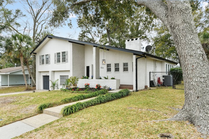 Venetian Garden Retreat W/arcade Games & Hot Tub - Gulfport, MS