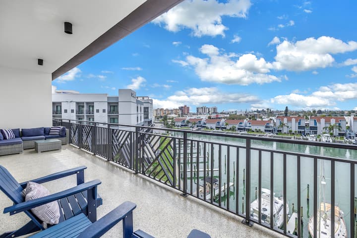 Penthouse Condo| Balcony| Heated Pool| Hot Tub - Madeira Beach, FL