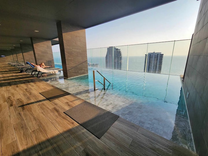 Luxury Condo At Phra Tamnak, Pattaya - Pattaja