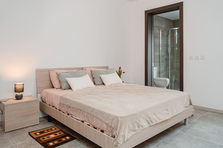 Beautiful 2bdr Apartment + Great Location! - Malte