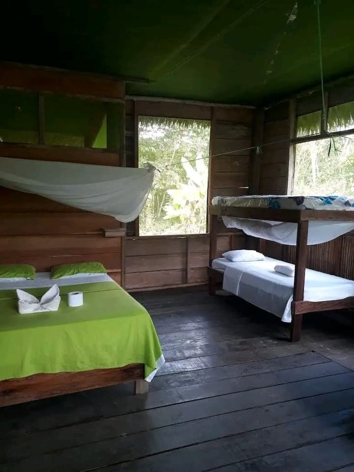 Dormir Al Lado Del Rio Amazonas - Iquitos