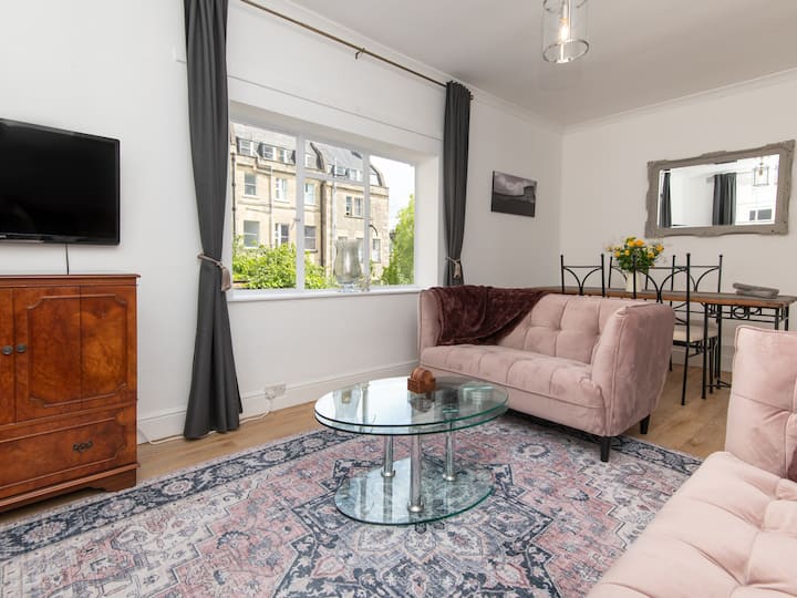 Central 2 Bedroom Apartment With Parking - Bath