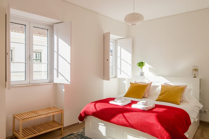 Light Of Lisbon - Trinas - Campo de Ourique