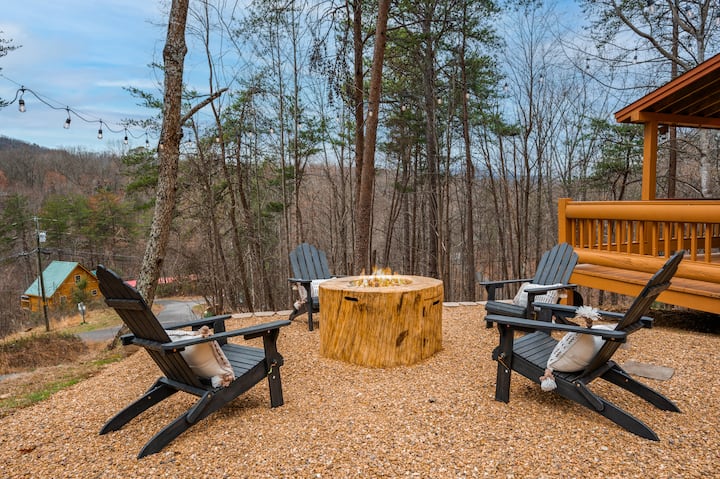 Mtn Daisy Cabin | Hottub & Firepit + Pets Welcome! - Gatlinburg, TN