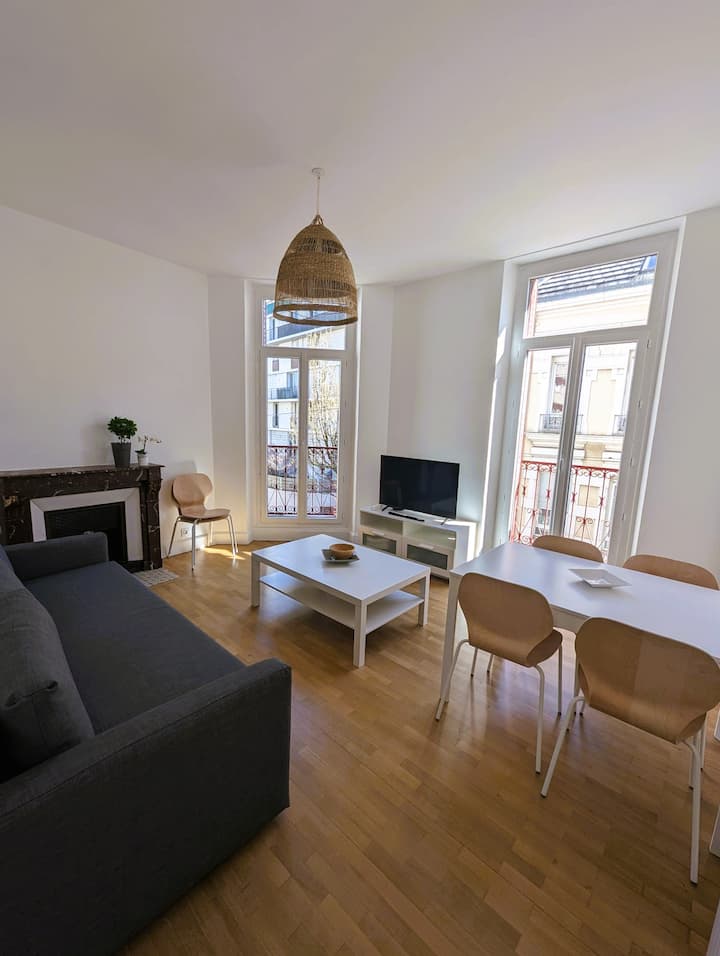 102 - Appart Rénové Avec Grand Salon Et 1 Chambre - Grenoble