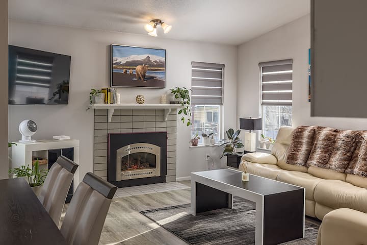 Charming Luxe Home Sleeps 4 - Alaska