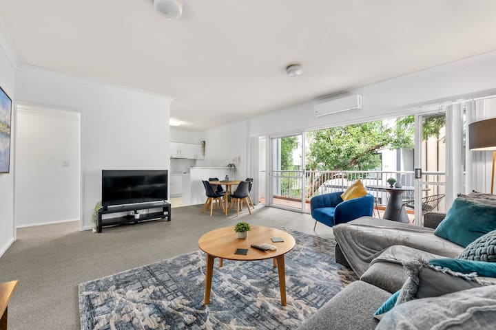Convenient & Comfy! ~ 2bed, 2bath, 2car, Balcony - Brisbane