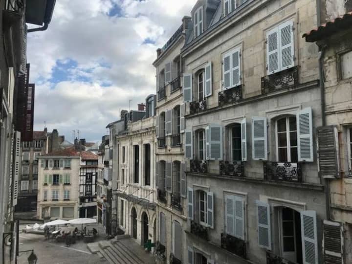 Charming Old Town Apartment - Bayonne
