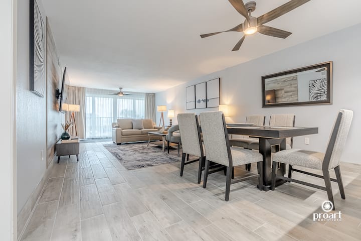 Gulf View-fully Renovated. On The Beach. Sleeps 6 - Destin, FL
