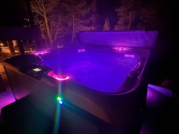 Lux Couple’s Retreat
Hot Tub/rainfall Shower
View! - Colorado Springs, CO