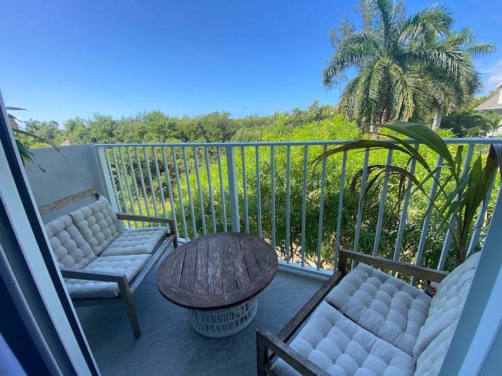 Spacious, Modern Apt With Pool - Cayman Islands