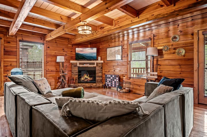 4br W/hot Tub + Fireplace | Game Room + Theater! - Pigeon Forge, TN
