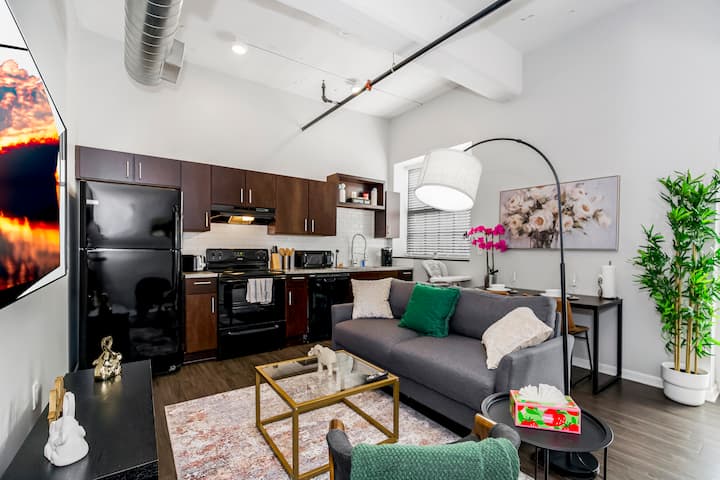 Cozy 1br Parking, Rooftop, Near Arrowhd & Tmobile - Kansas City