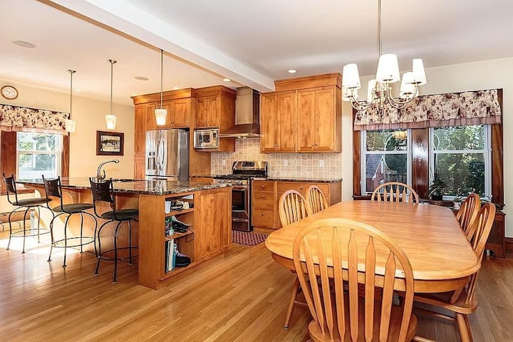 Central Ac · Queen Bed · Easy Parking · Newton - Newton, MA