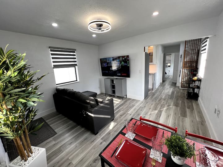 Tiny Home Lux Oasis | King Bed! 3 Mi Aventura Mall - Aventura, FL