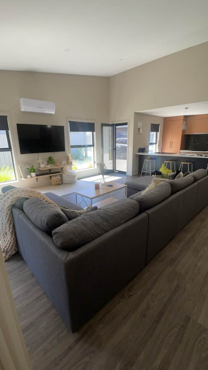 Central Modern Home - Devonport