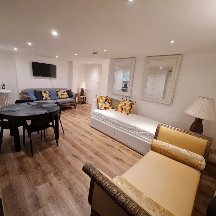 Ideally Located Flat In London - Marylebone