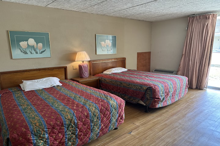 2 Queen Beds Smoking - Gainesville, FL