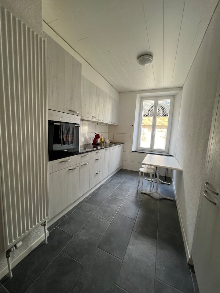 Grande Chambre Avec 2 Fenêtres Dans Appartement - Neuchâtel