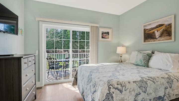 Two Bed Condo With Garden Views - The Hamptons, NY