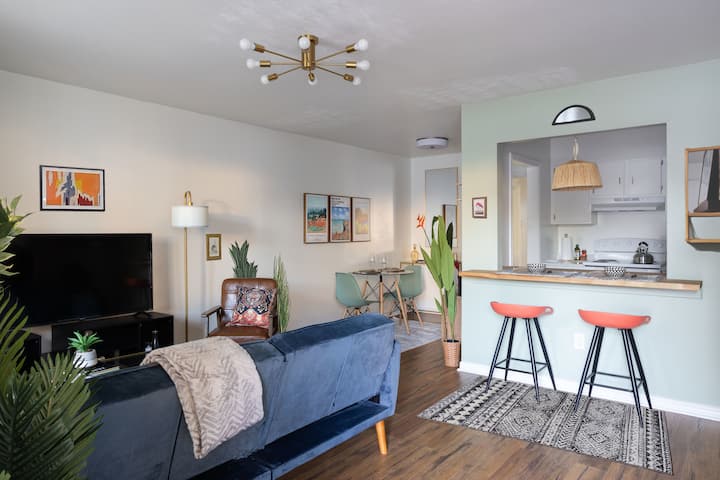 Marigny Apt + Free Parking Onsite + Private Yard! - United States