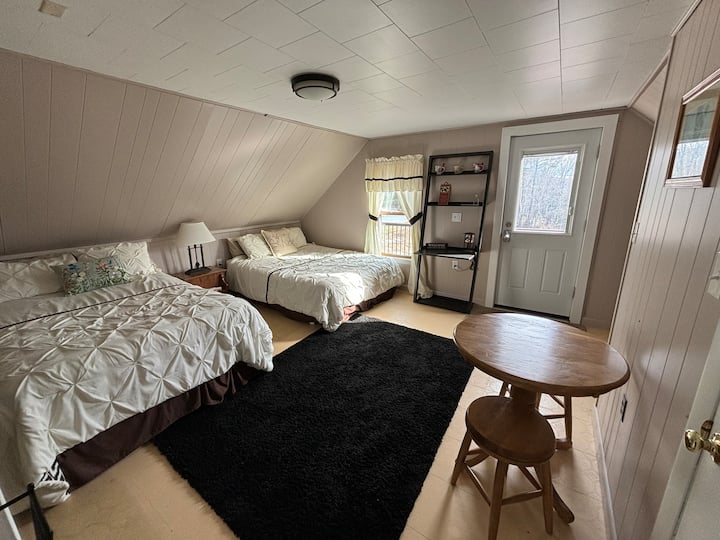 Quaint Farmhouse Suite - Waterbury Village Historic District