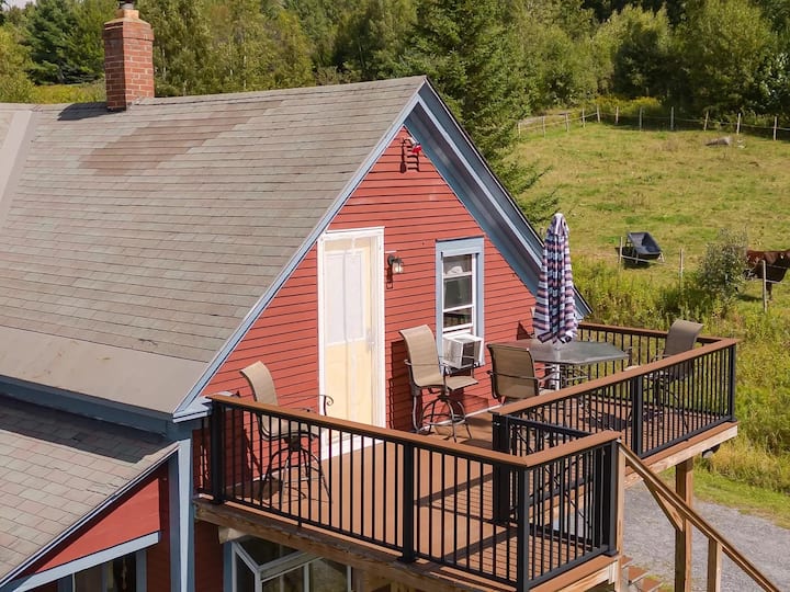 Quaint Farmhouse Suite - Waterbury Village Historic District