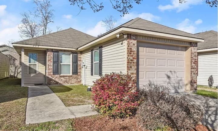 Cozy Pet Friendly Haven: The Pawfect Getaway! - Baton Rouge, LA