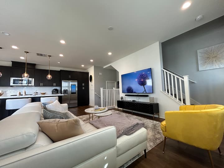 New Construction Gated Luxury Townhome! - Los Angeles, CA