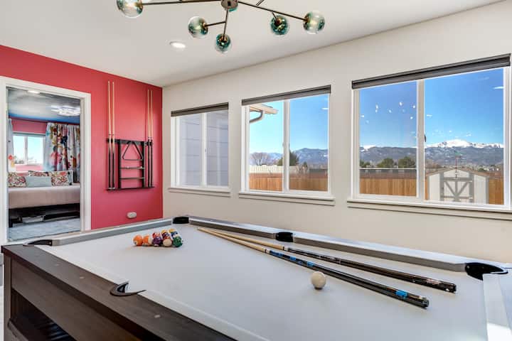 Interstellar Villa With 180° Mountain Range Views - Colorado Springs, CO