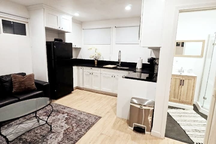 Guesthouse In Los Angeles - Los Angeles, CA