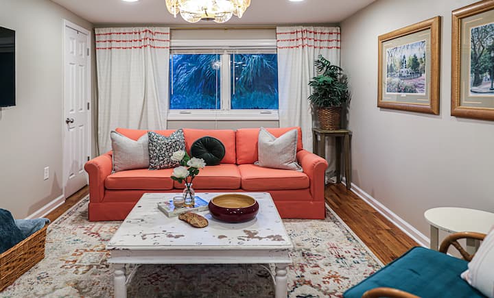 Fun Savannah Apartment Steps From Forsyth W/yard! - Savannah, GA