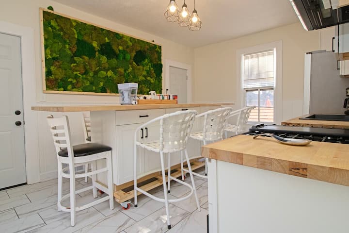 6 Bedroom Sleeps 10 Minneapolis - Minneapolis