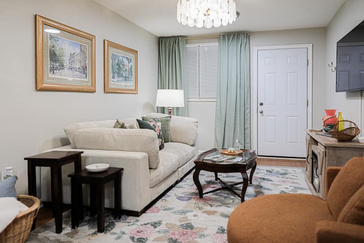 Trendy & Fun Savannah Condo W/parking & Backyard - Savannah