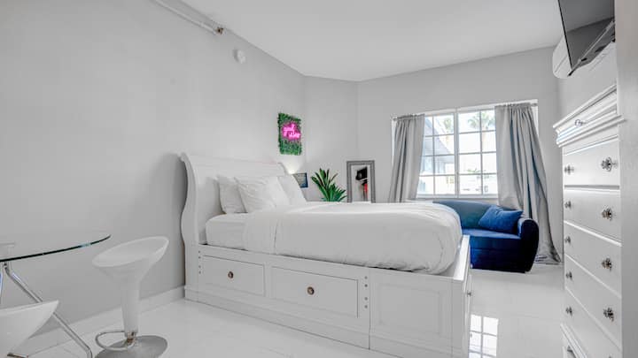 South Miami Beach Oasis: Sleeps 2 - South Beach, FL