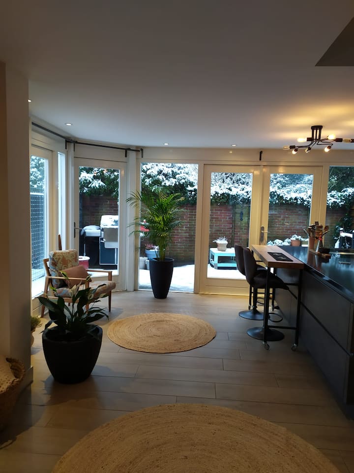 A Cozy And Charming Home Retreat - 브레다