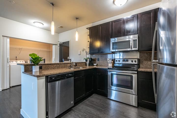 Uiuc Two Bedroom Unit On Green St! - Champaign, IL