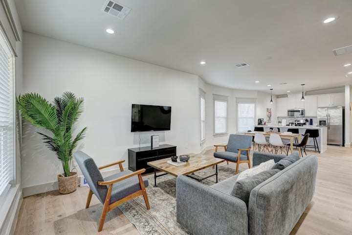 Renovated Classic Minutes From Everything In Okc! - Oklahoma City, OK