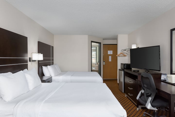 3 Separate Hotel Rooms With Attached Bathroom - Chattanooga