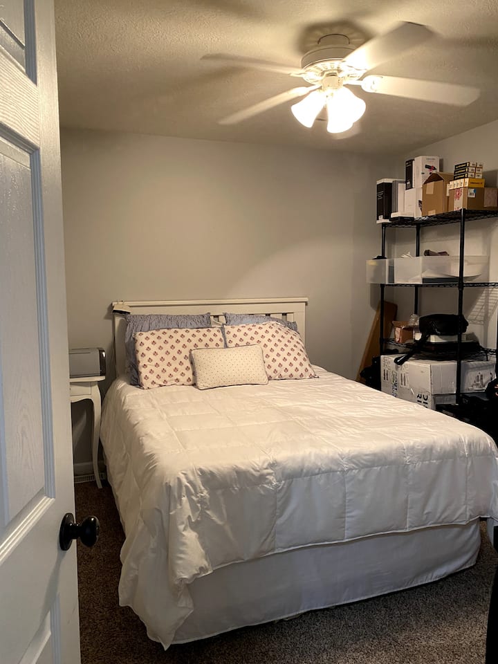 Cute Private Bedroom With A Queen Bed - Bloomington, IN