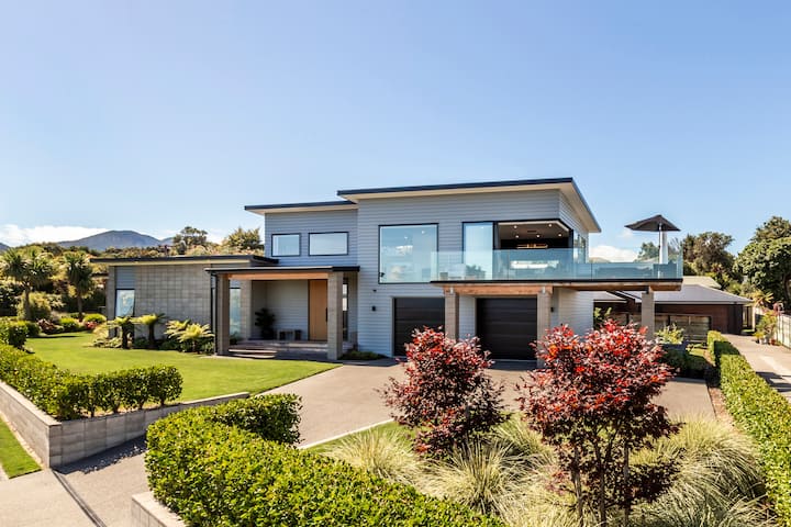 Luxury With Lake Views - Taupo