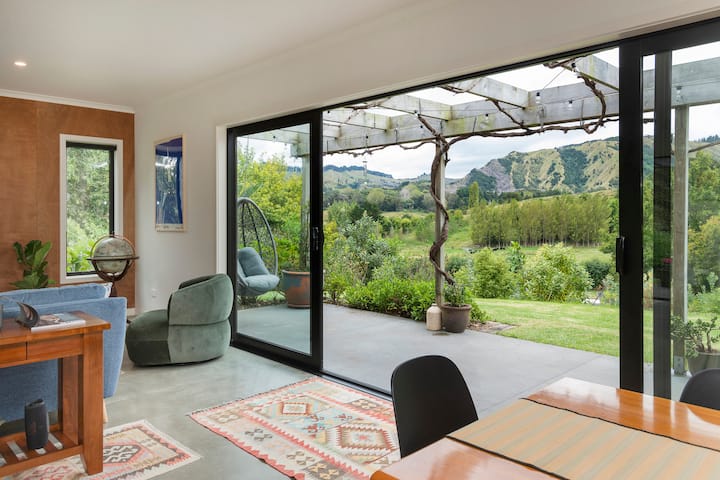 Refined Retreat + Valley Views - Gisborne