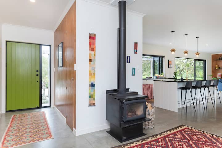 Refined Retreat + Valley Views - Gisborne