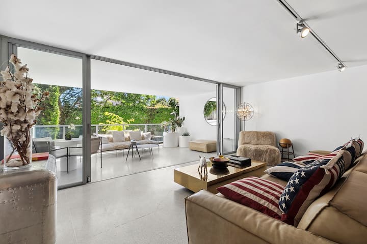 Spacious, Contemporary Harbourside Apartment - Sydney