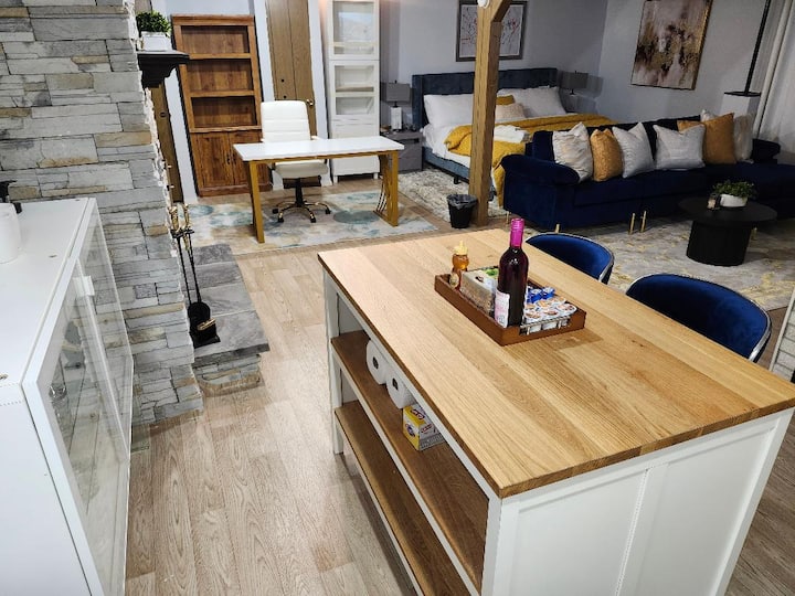 Sleek Rustic Studio Apt W/king Size Bed N Parking - Milwaukee, WI