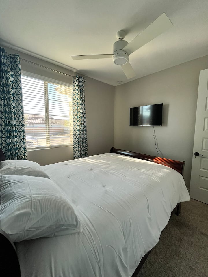 Calm Room With Tv Near Alamar Park In Avondale - Avondale, AZ
