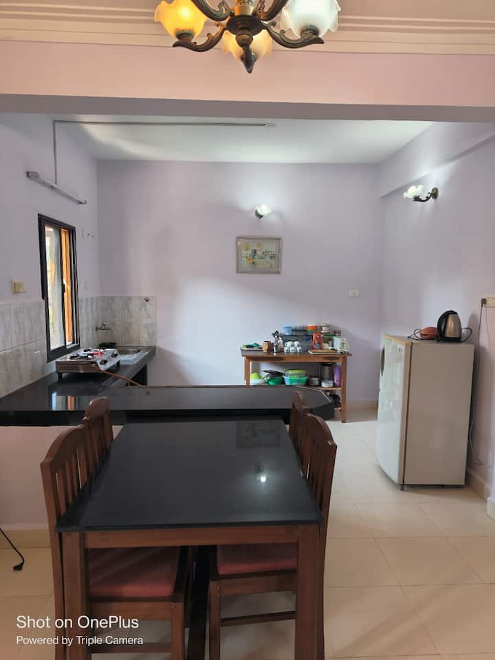 Roomzaway: Pool, Kitchen, Wi-fi, Pet-friendly - Goa
