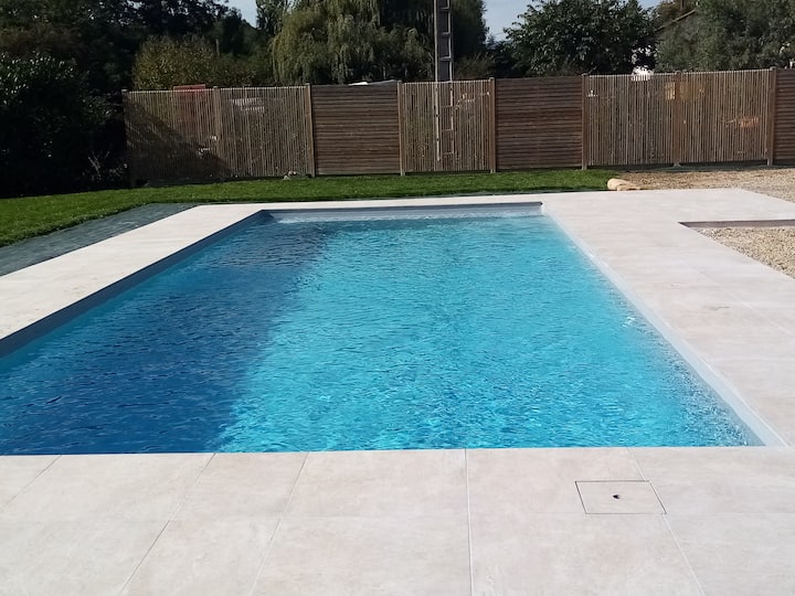 Maison De Vacances  Avec Piscine , Cinq Chambres - Beaujolais