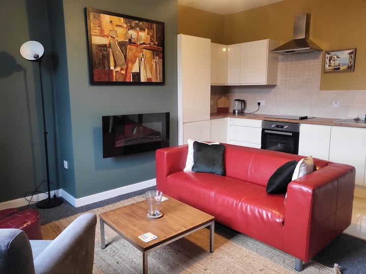 2 Bed House In Huddersfield - Great Transport Link - Holmfirth